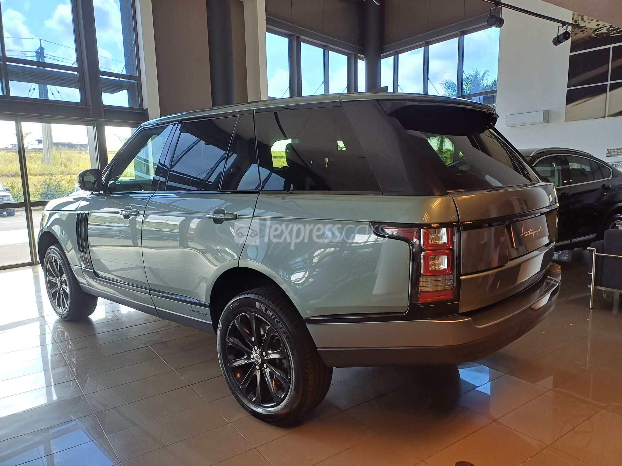 Dealership Second Hand Land Rover Range Rover Vogue 2017 - lexpresscars.mu