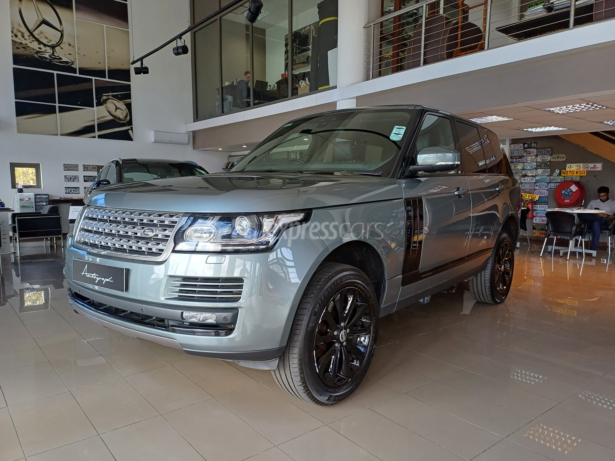 Dealership Second Hand Land Rover Range Rover Vogue 2017 - lexpresscars.mu